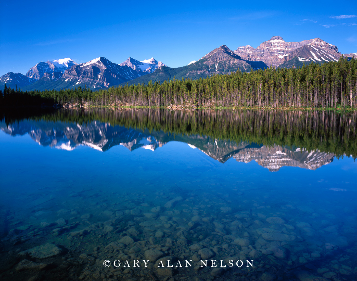Herbert Lake and the Bow Range | Banff National Park, Alberta, Canada ...